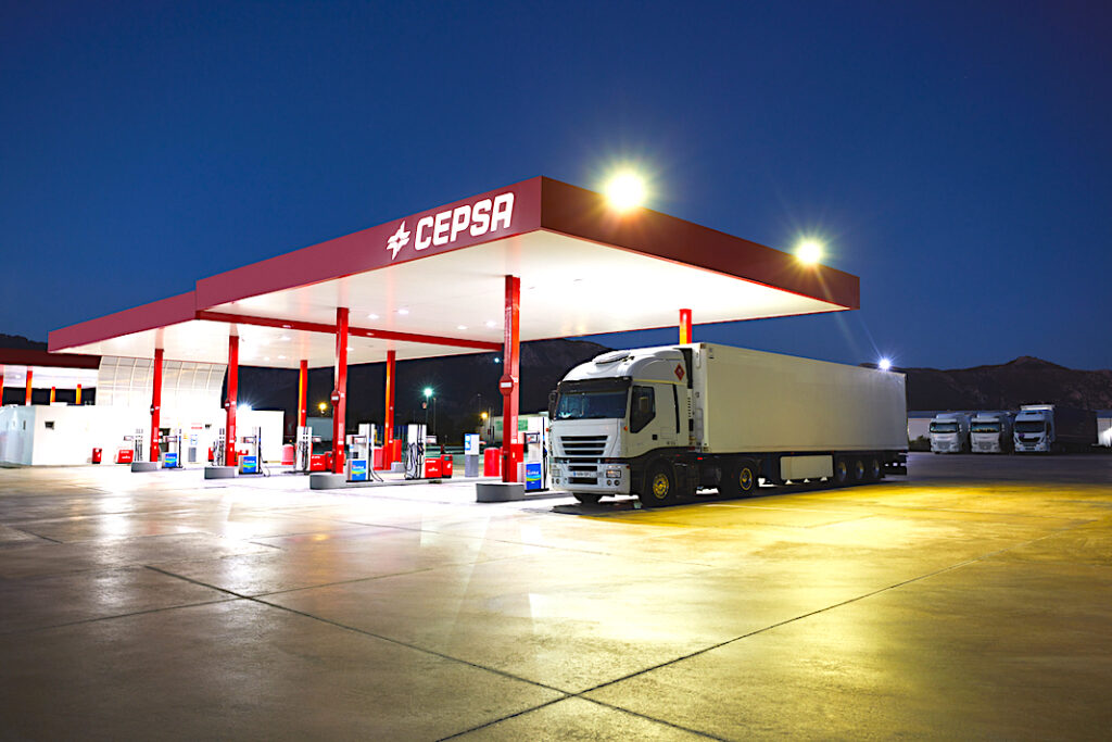 Cepsa lanza un medio de pago digital y una tarjeta que compensa emisiones para gestores de flotas
