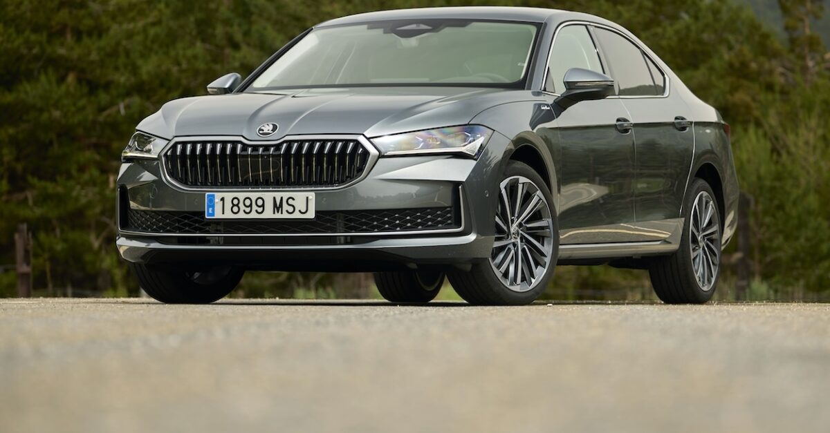Skoda afina y da un plus más ‘premium’ a su buque insignia, el Superb